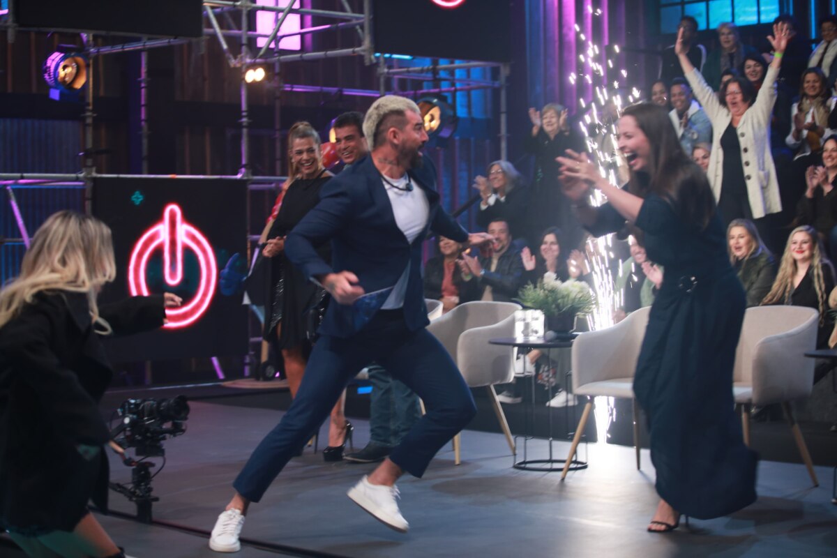 Veja fotos oficiais da vitória de Carol e Radamés no Power Couple Brasil 7